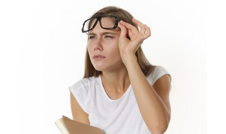 Sering Pusing & Menyipitkan Mata? Waspadai Gejala Rabun Jauh yang Makin ...
